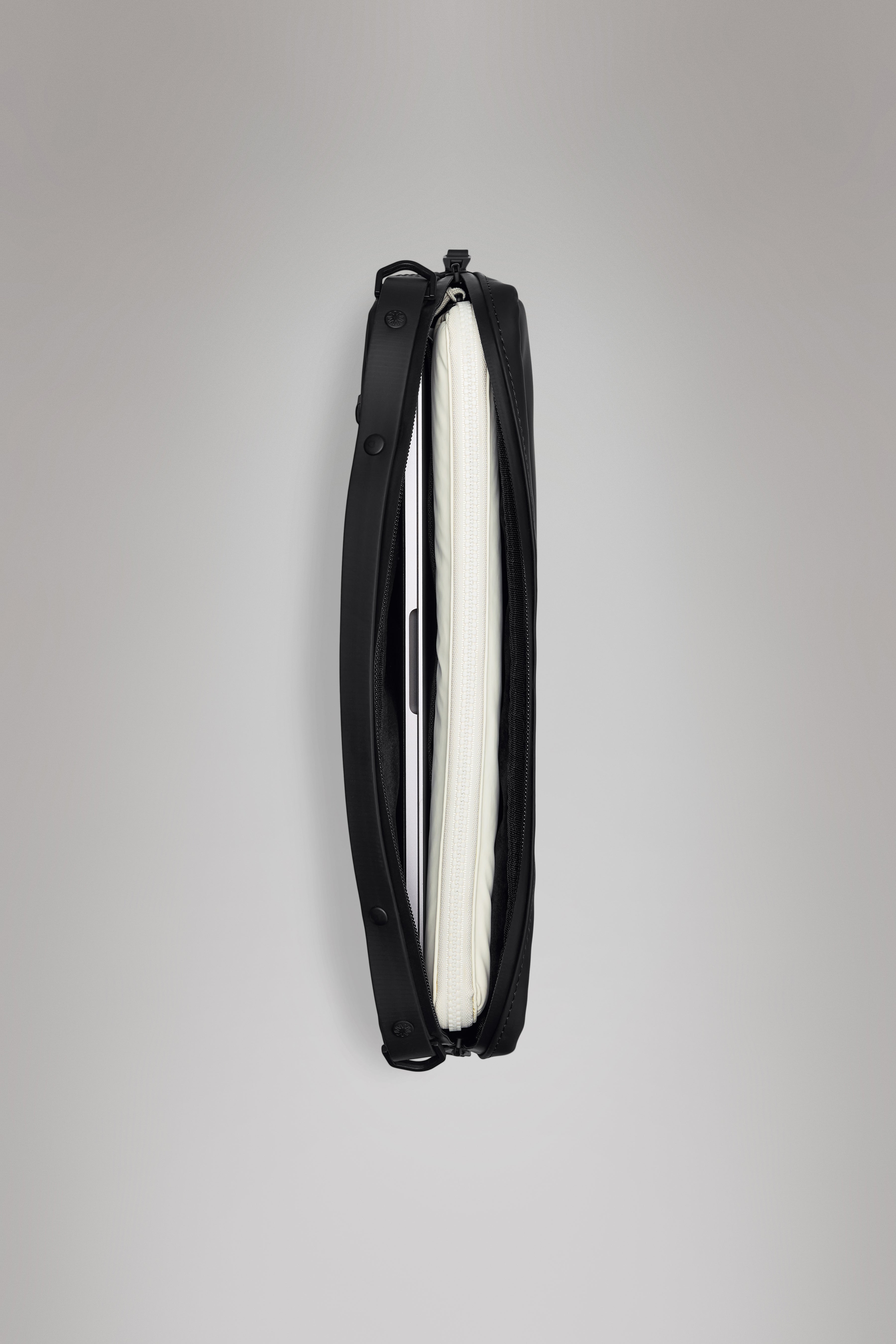 Rains® Laptop Bag 13″/14″ in Black per €70 | Spedizione Gratuita